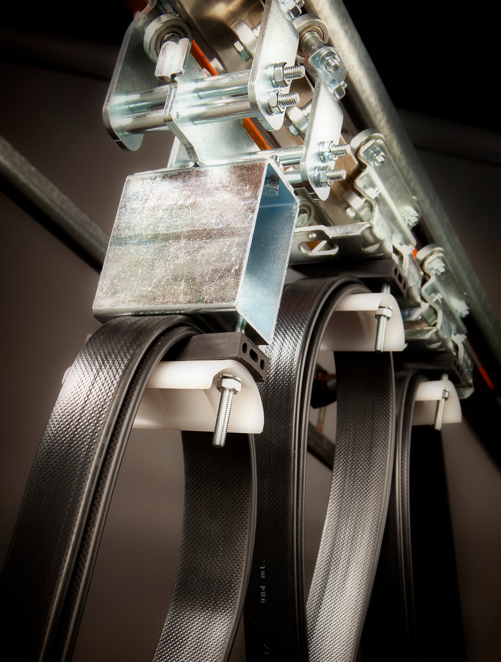 Diamond track festoon systems